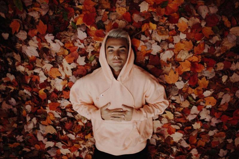 Ryan Caraveo: Sehr persönlicher Song „In My Own Skin“ - Music Allnew