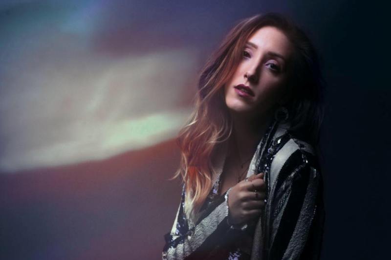 ANNALIA: Sie meldet sich mit neuem Pop-Knaller „Wavelength“ zurück ...