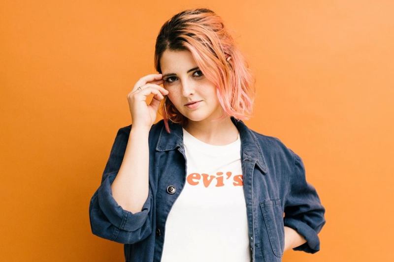 Emily Burns: Aufrichtiger neuer Pop-Ohrwurm „Girlfriend At The Time ...