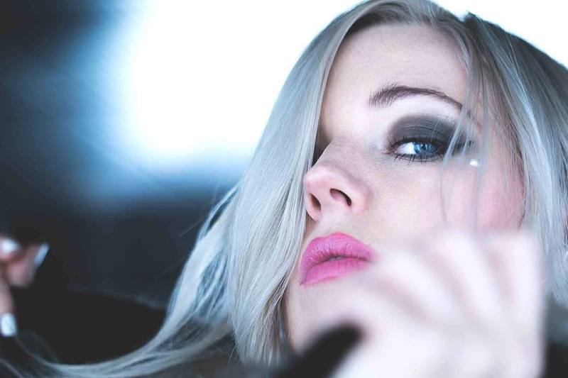 Violet Days: „Just A Little“ verpackt Hassliebe so, dass sie im Kopf ...