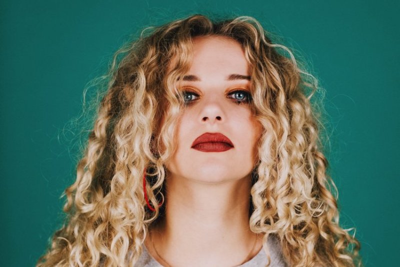 LENN: „Cheap Talk“ als selbstbewusste Abrechnung mit dem Ex - Music Allnew