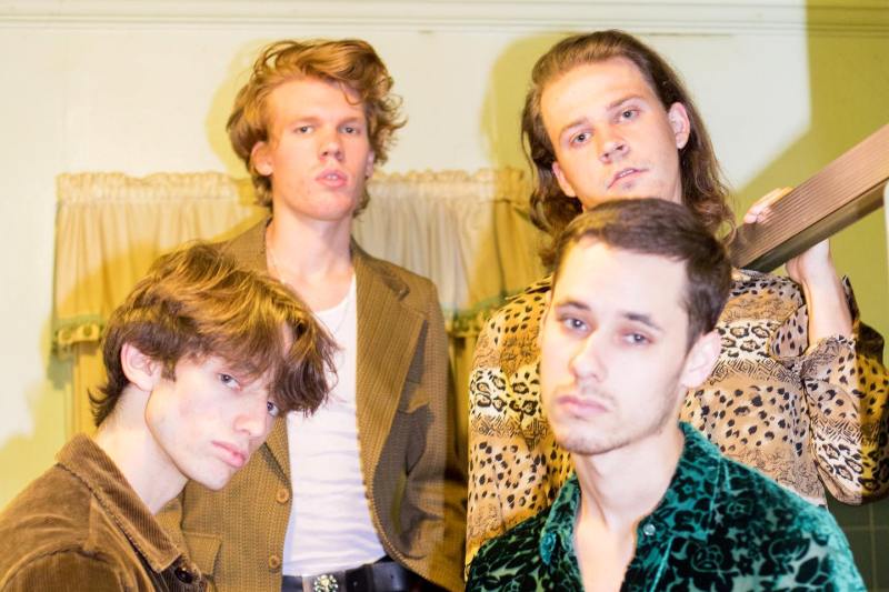 All The Rest: „Backburner“ durchschaut die Masche mit funkigem 80er ...