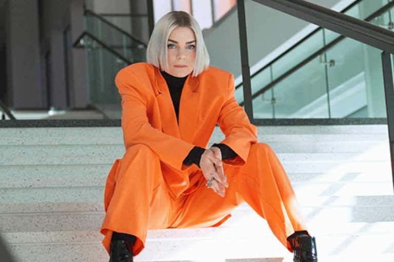 Frida Sundemo: Neue EP „Sounds In My Head“ mit neuer Single „Backbone ...