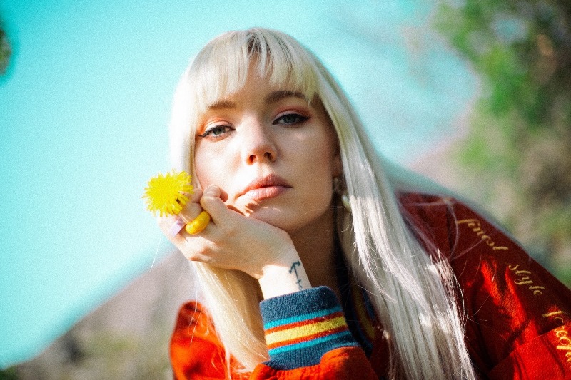 Violet Days: „Shut The World Up“ als „Aus-Knopf“ mit ...