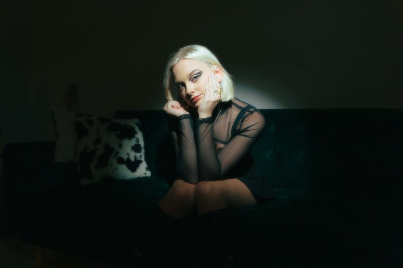 clovo: „Girls“ als selbstbewusstes inspirierendes Debüt - Music Allnew