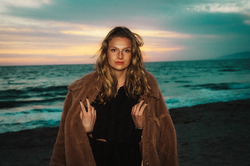ANNIKA LISIA: Debütalbum „ROYGBIV“ als wunderschöne persönliche Reise ...